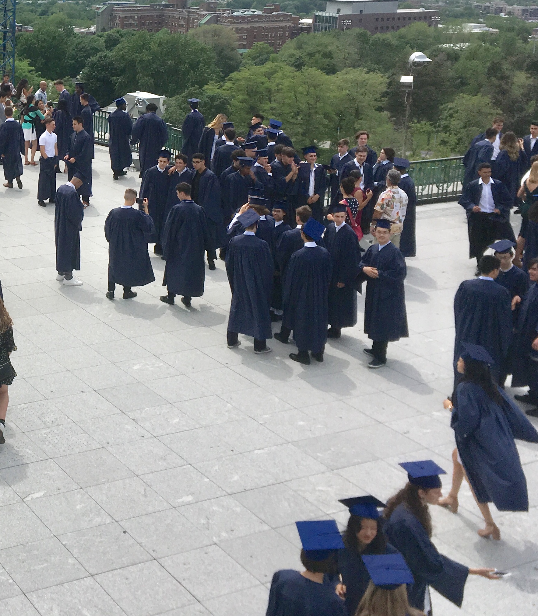 Célébrer la fin du secondaire à Montréal par la remise des grades et le ...